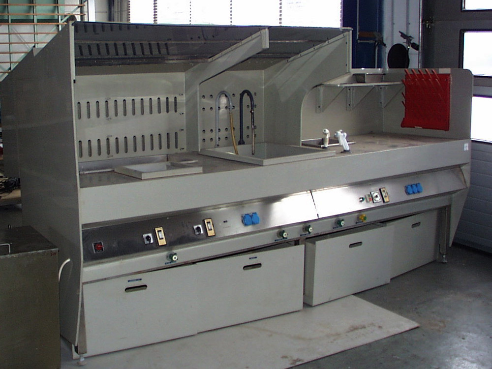 Digestorien & Waschtische für Labor und Galvaniken